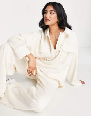 Camisa color crema con cremallera delantera y detalle de bolsillo de ...