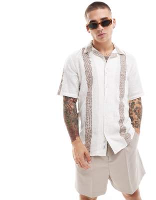 Camisa color crema con cuello de solapas y rayas de bouclé de ONLY ...