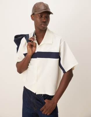 Camisa color crema de corte cuadrado extragrande con detalle de paneles ...