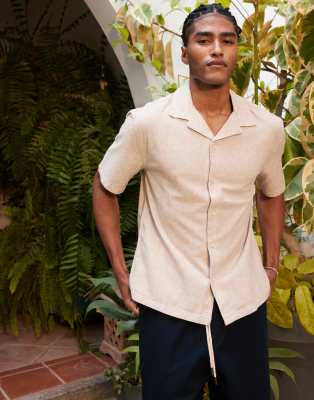 Camisa color crema de manga corta con detalle de solapas de lino ...