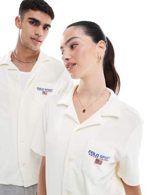 Camisa color crema de manga corta con logo pequeño y bolsillo de ...