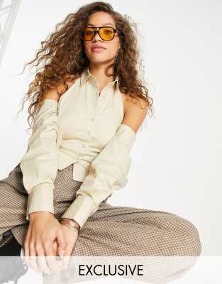 Camisa color crema entallada con hombros al aire y cuello halter de ...