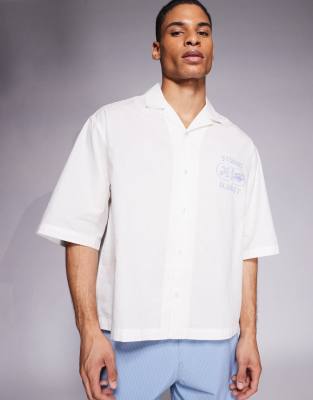 Camisa color crema extragrande con estampado posicional y cuello de ...