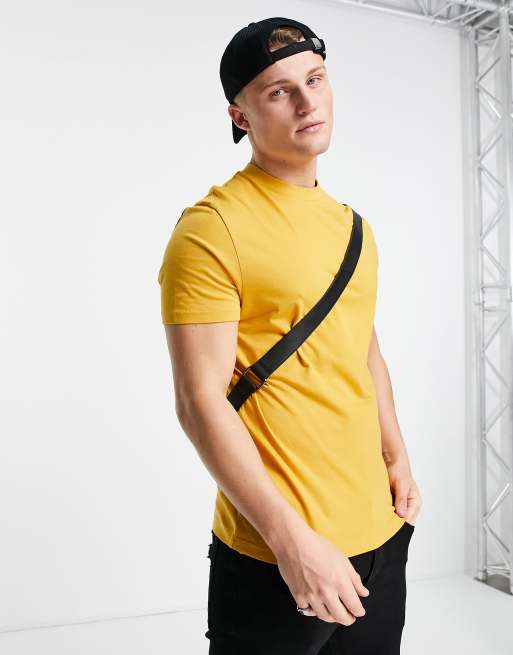 Camiseta color mostaza con cuello redondo de ASOS DESIGN | ASOS