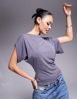 Camiseta color visón extragrande con mangas ángel y cuello subido de ...