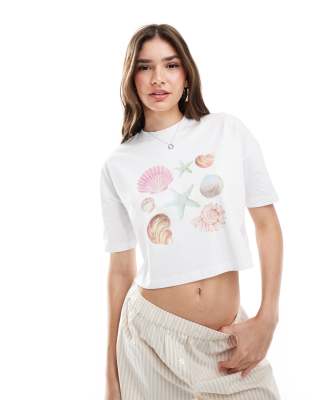 Camiseta corta con estampado gráfico de conchas de Miss Selfridge | ASOS
