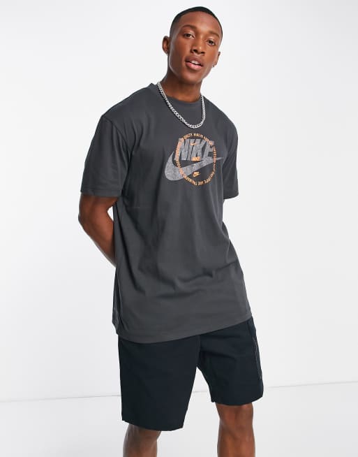 Camiseta gris humo utilitaria con estampado gráfico de Nike | ASOS