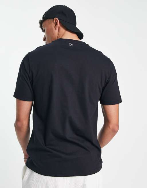Camiseta negra con logo vertical de Calvin Klein Performance | ASOS