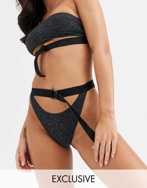 Candypants – Exklusive Bikinihose in Schwarz glitzernd mit Cut-out, Schnalle und hohem ...