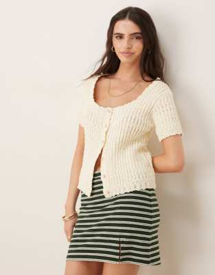 Cárdigan color crema con cuello ancho y botones de punto de hilo ...