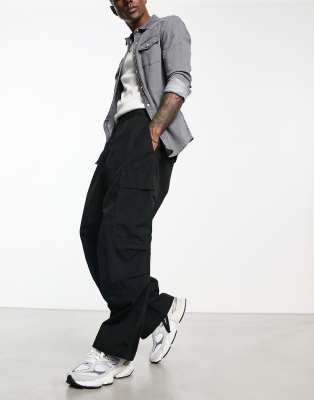 Carhartt WIP – Jet – Besonders locker geschnittene Cargohose in Schwarz ...