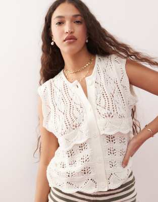 Chaleco color crema abotonado de punto de croché de Miss Selfridge | ASOS