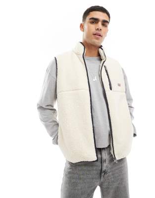 Chaleco color crema de felpa con forro en contraste Drill de Hunter | ASOS