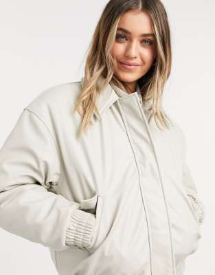 Chaqueta bomber de plumas beis arcilla de tejido efecto cuero ASOS ...