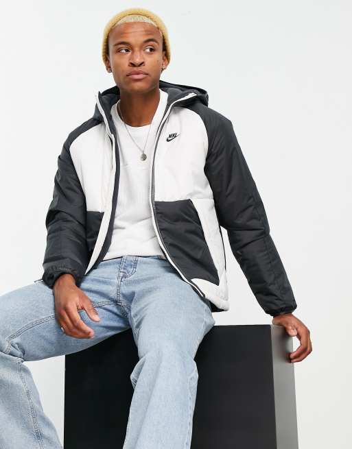 Chaqueta gris humo oscuro/blanco fantasma Legacy de Nike | ASOS