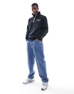 Chaqueta negra con capucha, cremallera corta y cinta con el logo Grober ...