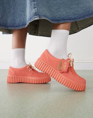 Clarks - Torhill Bee - Chaussures en daim - Corail | ASOS