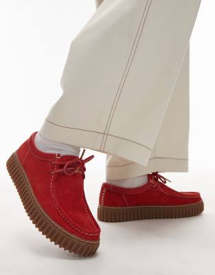 Clarks - Torhill Lo - Chaussures en daim - Rouge | ASOS
