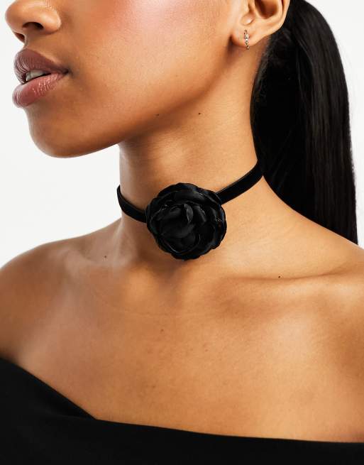Collar negro con detalle floral de Forever New | ASOS