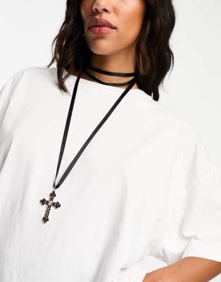Collar negro de lazo con detalle de cruz de ASOS DESIGN | ASOS