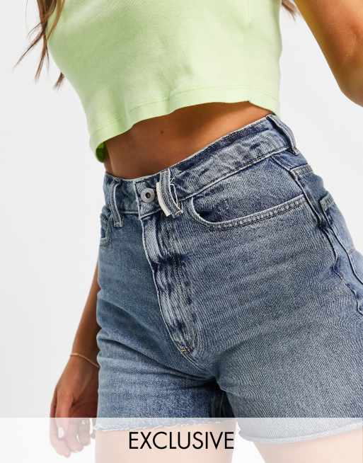 COLLUSION - Denim mom short in blauw met wassing | ASOS