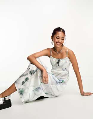 COLLUSION - Robe nuisette longue en satin imprimé fleuri avec bordures en dentelle | ASOS