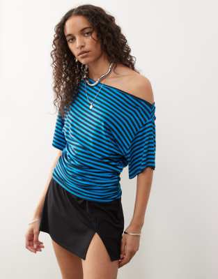 COLLUSION - Top drappeggiato blu a righe micro con spalla scoperta | ASOS