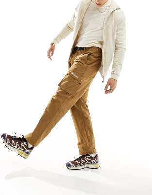 Columbia - Doverwood II - Pantalon cargo effet froissé - Marron | ASOS