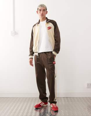 Conjunto beis y marrón de joggers y chaqueta de chándal con cremallera ...