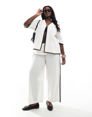 Conjunto playero blanco con ribetes en zigzag de Esmée Curve | ASOS