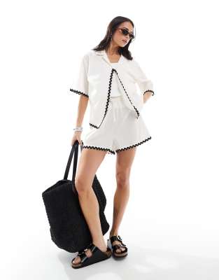 Conjunto playero blanco con ribetes en zigzag exclusivo de Esmée | ASOS