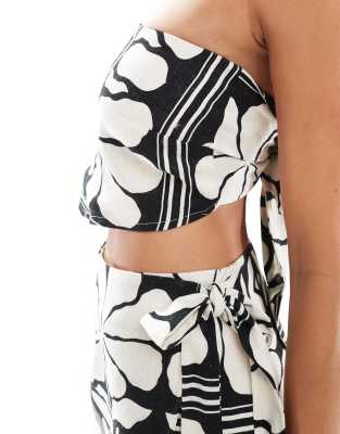 Conjunto playero negro y blanco con estampado floral de top con escote ...