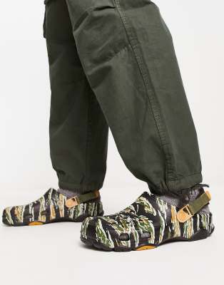 Crocs – Classic All Terrain – Clogs mit Military-Muster | ASOS