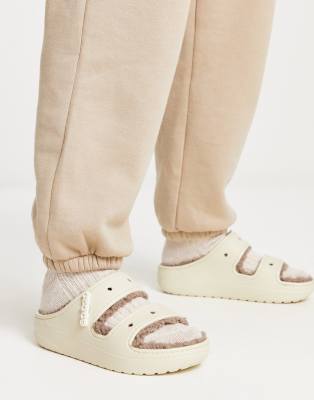 Crocs - Classic Cozzy - Beige sandaler | ASOS
