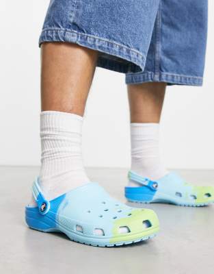 Crocs - Sabots classiques effet dégradé - Bleu | ASOS
