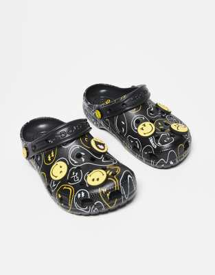 Crocs – Smile Classic – Svarta klassiska tofflor med smile-tryck | ASOS