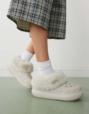 Crocs unisex Furever Crush faux fur lined clogs in pumice | ASOS