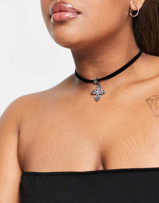 Designb London Curve Collier Ras De Cou Avec Détail Croix Argenté