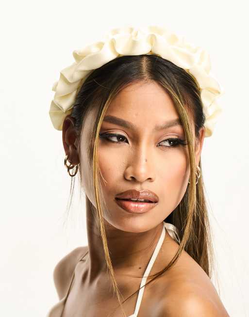 Diadema color crema fruncida de satén de True Decadence | ASOS