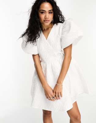 Dream Sister Jane - Robe portefeuille courte de mariée en jacquard - Blanc | ASOS