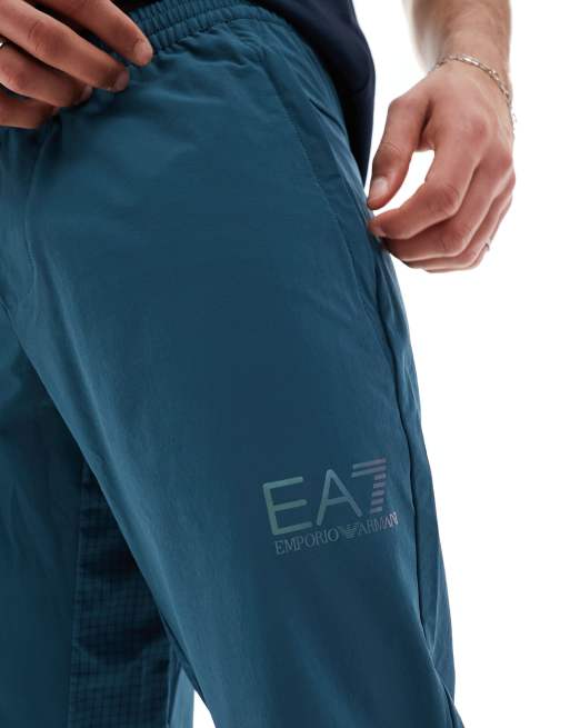 EA7 Emporio Armani Pantalon de jogging d ensemble a logo en nylon resserre aux chevilles Bleu moyen