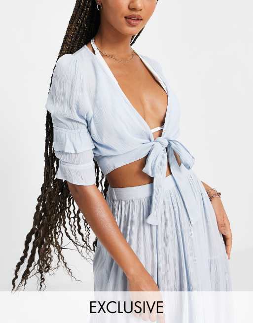 Esmée - Exclusivité - Crop top d'ensemble de plage noué sur le devant - Bleu pastel | ASOS