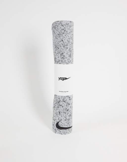 Esterilla de yoga gris de 4 mm de Nike Yoga | ASOS