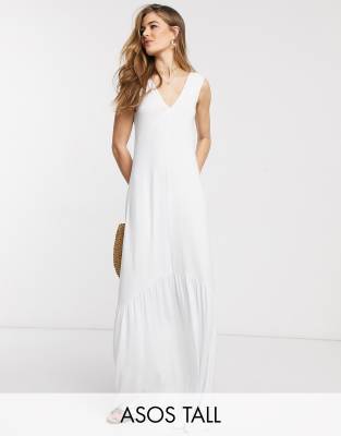 Exclusivité ASOS DESIGN Tall - Robe longue avec col V et ourlet à volant - Blanc | ASOS