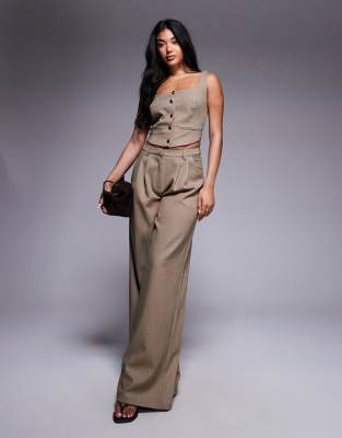 Exclusivité - Kaiia - Ensemble avec gilet de tailleur à encolure carrée et boutons dorés ...