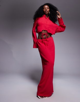 Exclusivité - Kaiia - Jupe longue d'ensemble à cordon de serrage en coton texturé - Rouge | ASOS