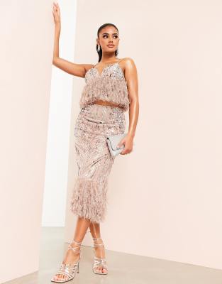 Falda midi color visón adornada con pedrería y plumas sintéticas en el ...