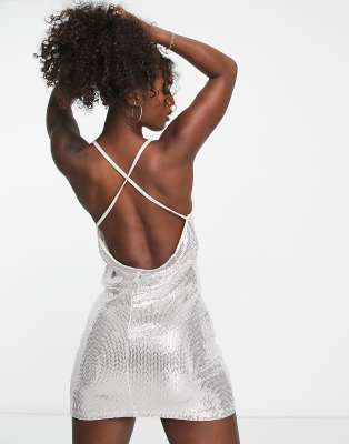 Fire & Glory - Siri - Robe courte ornée de sequins à bretelles avec col bénitier - Argenté | ASOS