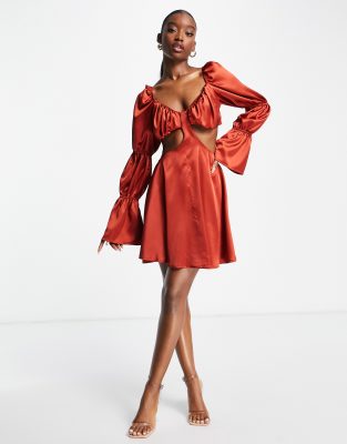 First Distraction The Label – Roströd miniklänning i satin med utskurna ...
