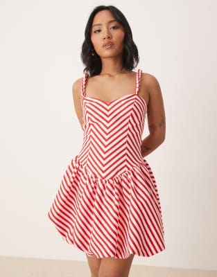 Forever New Petite - Gestreepte mini jurk met bolle zoom in rood en wit ...